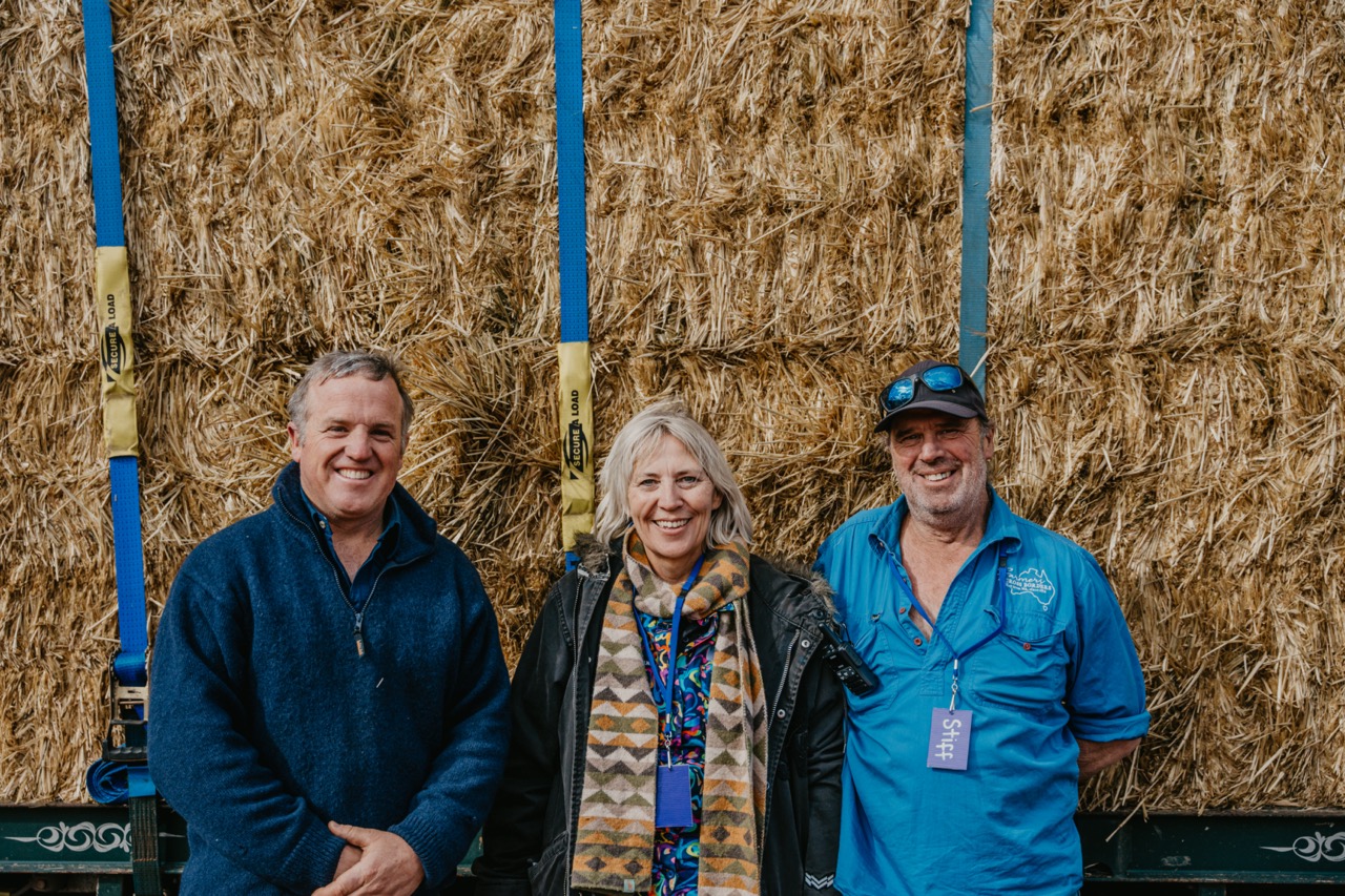 Esperance volunteers help with large-scale hay relief for desperate SA ...